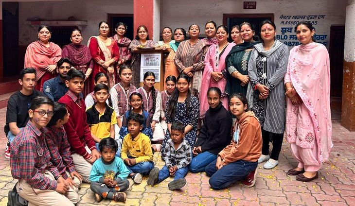 Holi festival celebrated in Dhan Devi School | धन देवी स्कूल में होली का त्योहार मनाया ...