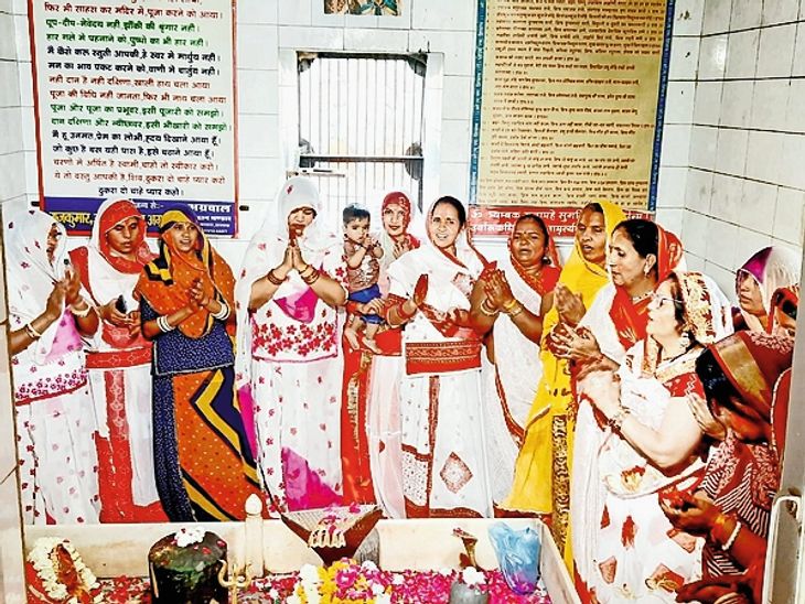 Women presented hymns in Phagotsav | फागोत्सव में महिलाओं ने दी भजनों ...