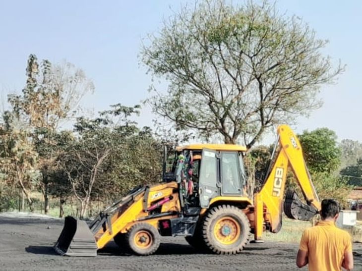 Tehsildar arrived to check coal storage in Duddhi | दुद्धी में कोयला ...