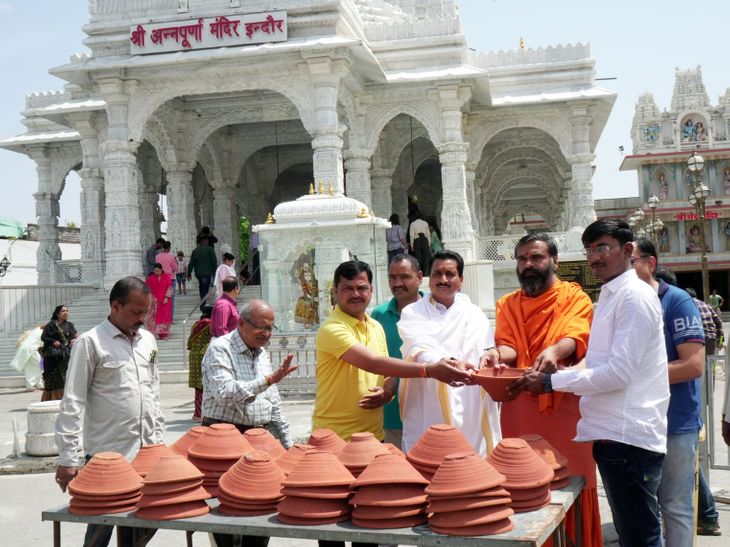 Shri Guru Seva Sansthan organized in Indore | इंदौर में श्री गुरु सेवा ...