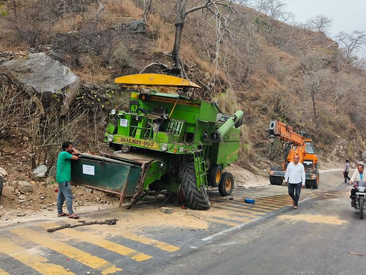 Thresher machine hits car | थ्रेसर मशीन ने कार को मारी टक्कर: कार का ...