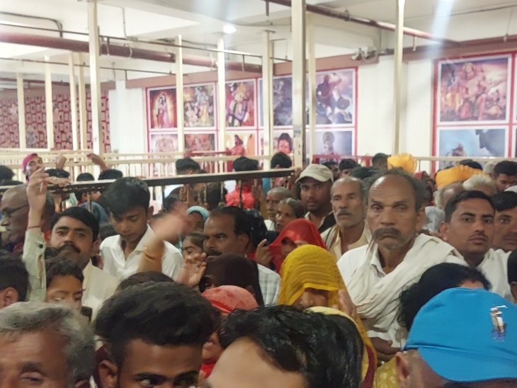 Holi festival celebrated in Mehndipur Dham | मेहंदीपुर धाम में रात 11 ...