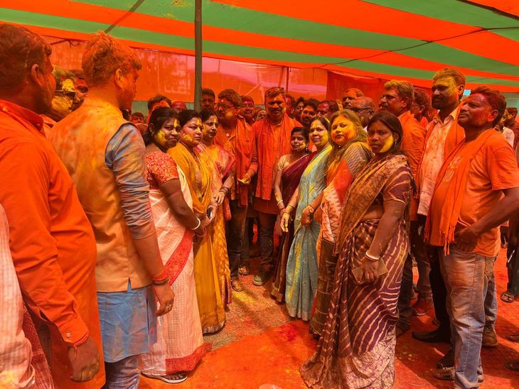 Bermo attended the Holi meeting of prominent opposition leader Amar ...