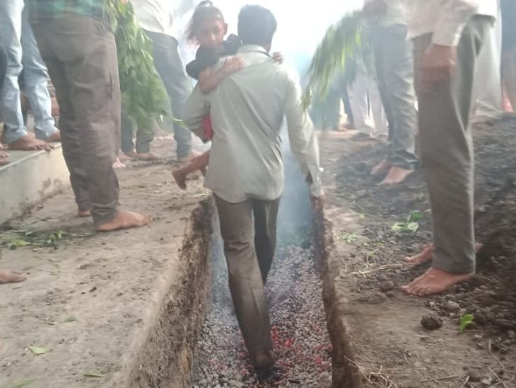 Tradition of walking on burning embers in Badnawar | बदनावर में धधकते ...