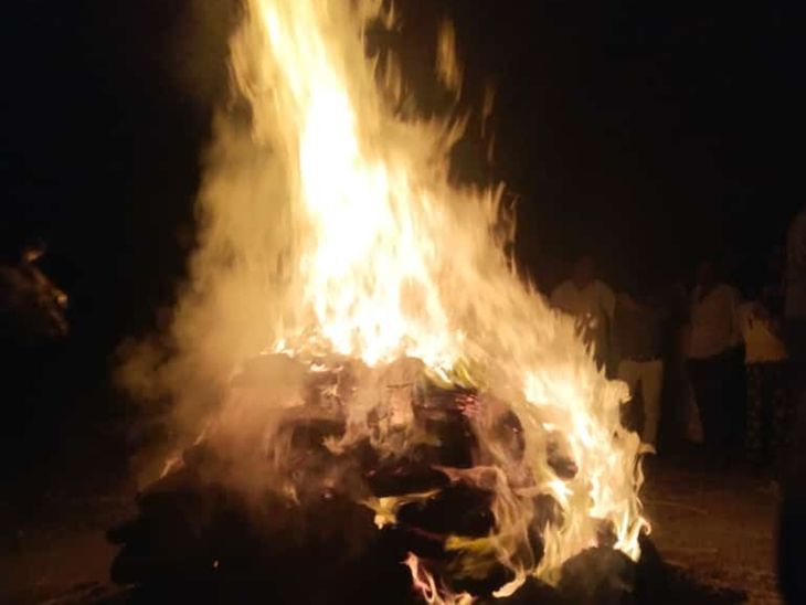 Holika Dahan took place in Kannaud Mirji | कन्नौद मिर्जी में हुआ होलिका ...