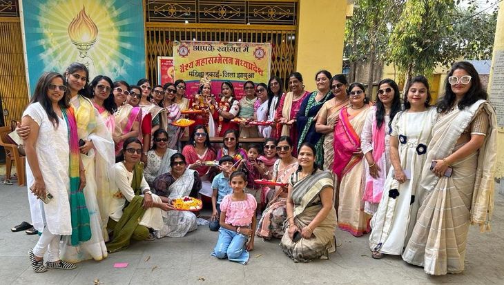 Celebrated Phagotsav with Gopis as Krishna-Radha | कृष्ण-राधा बनकर ...