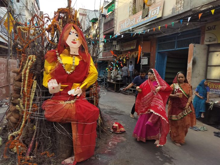 Holika Dahan took place late night at more than 100 places, Phag Yatra ...