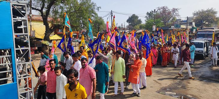 During Khatu Shyam's Nishan Yatra, devotees held Nishan in their hands ...