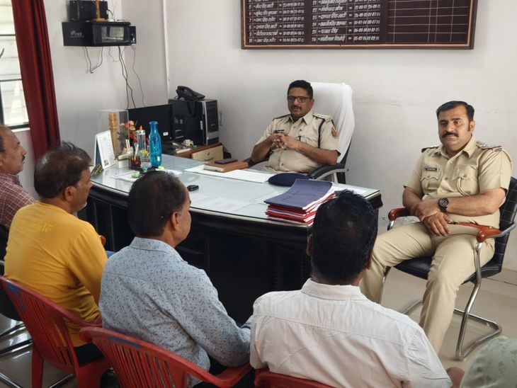 Meeting with transport operators at the police station | ट्रांसपोर्ट ...