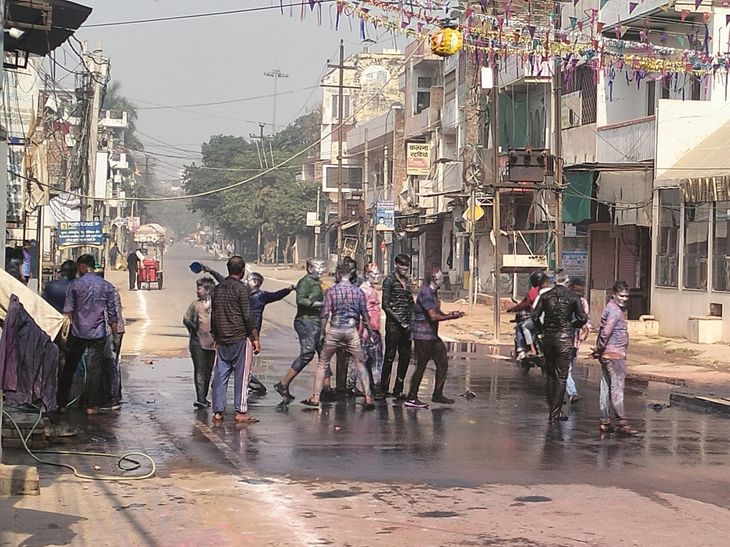 People drenched in Holi colors in Bhadohi | भदोही में होली के रंगों से ...