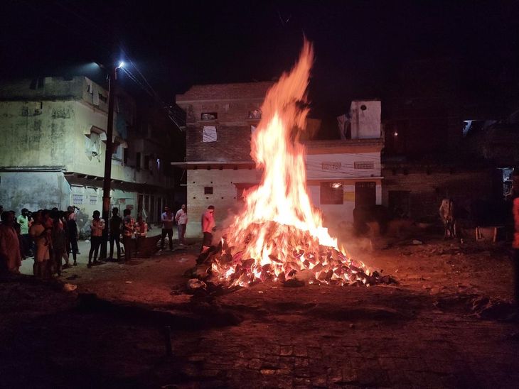 Holi fun begins in Muhammadabad area with Holika Dahan | होलिका दहन के ...