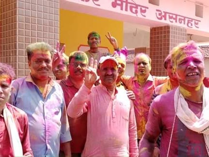 Holi was played with abundant Abir-Gulal enthusiasm | खूब उड़े अबीर ...
