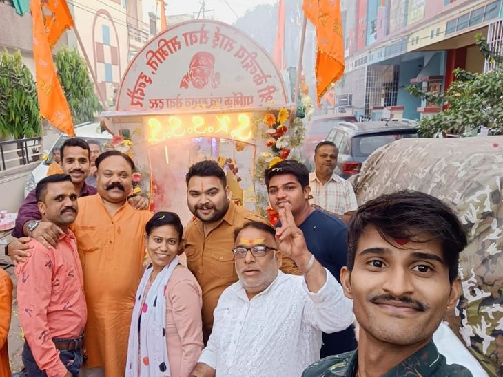 Bhajan singers enthralled the crowd, devotees danced to the bhajans ...