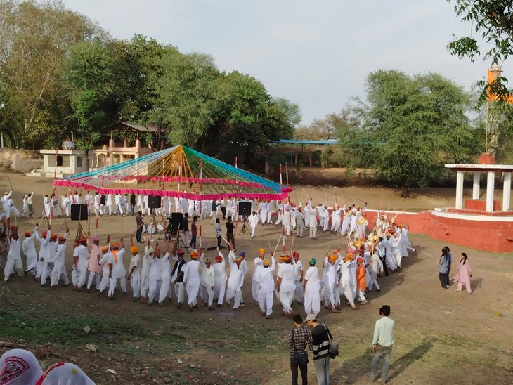 People enjoyed in Mangleshwar Mahadev Fair | मंगलेश्वर महादेव मेले में ...