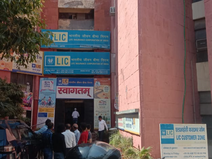 Young man fell from LIC building in Sanjay Place | LIC बिल्डिंग की 7वीं ...