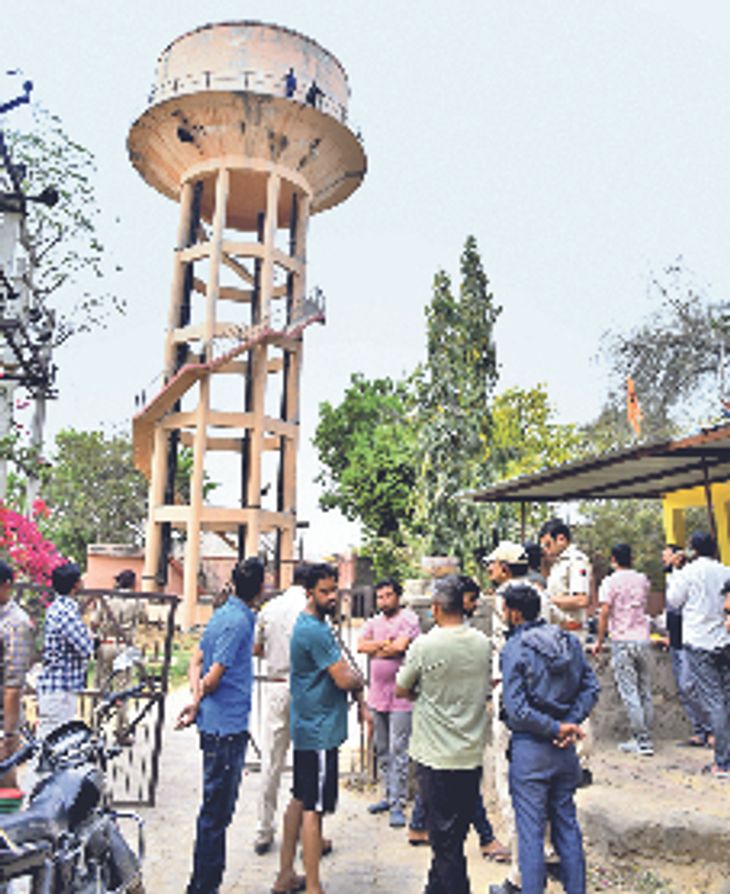 2 youths climbed on the tank for 2 hours demanding water | पानी की मांग ...