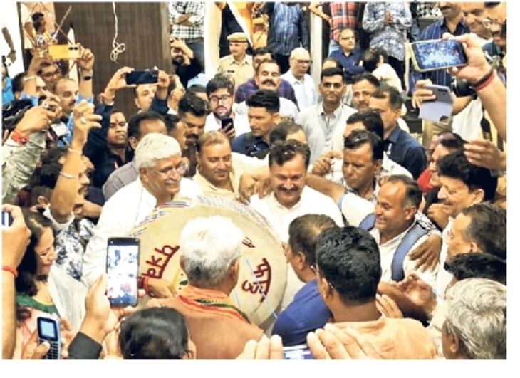 BJP and Congress candidates sang together on one drum. | भाजपा व ...