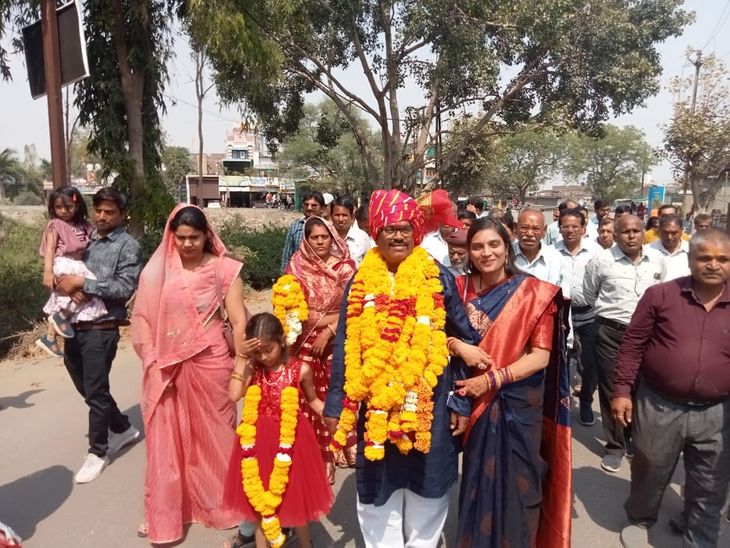 Farewell given with drum beats in Dhokaliapada of Badnawar ...
