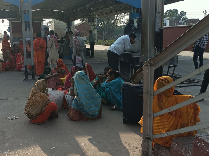 Passenger shortage at Dildarnagar station, route of many trains changed ...