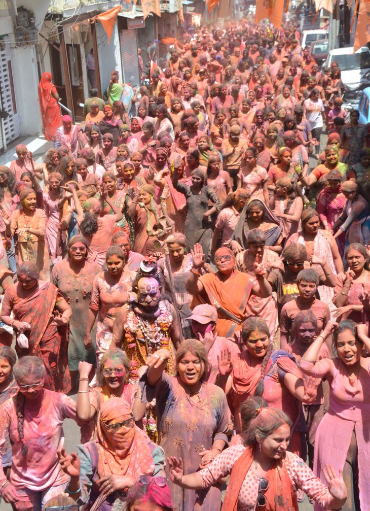 There was excitement like Mathura in Mhow, Phag Yatra took place | महू ...