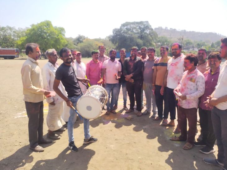 Manpur: Holi was played and colours were blown up. | मानपुर : रंग-गुलाल ...