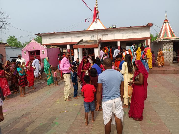 Devotees offered prayers at Dukhiya Baba Temple | श्रद्धालुओं ने की ...
