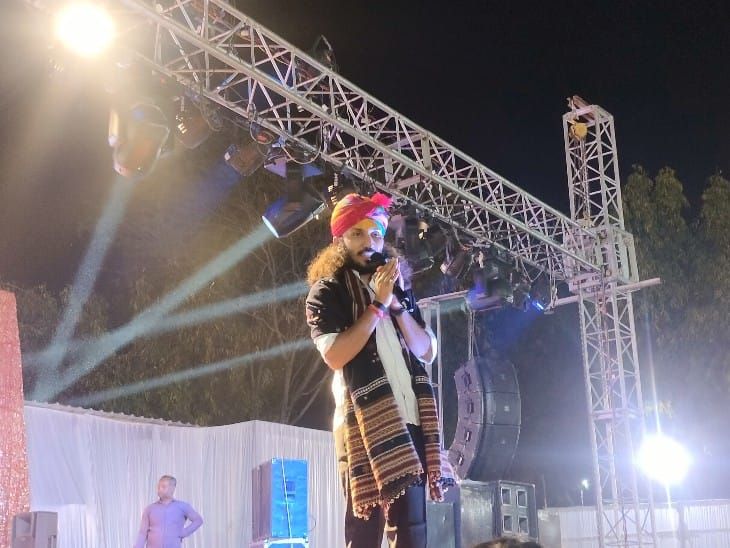 People danced to the hymns of singer Chhotu Singh Ravana. | सिंगर छोटू सिंह रावणा के भजनों पर ...