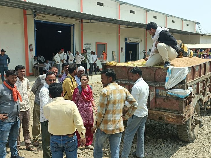 Farmers created ruckus at the wheat procurement centre, National ...