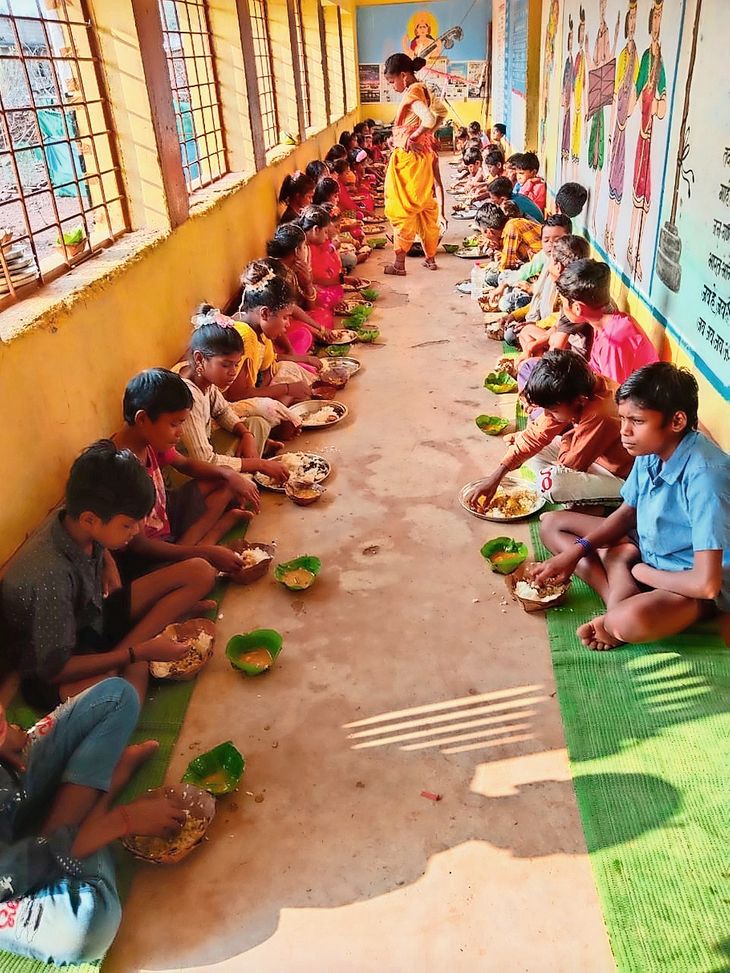 Invitation feast given to children with Bastaria traditional food