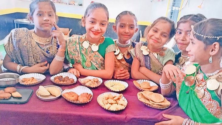 Girl students arrived in Chhattisgarhi attire with thethri and khurmi ...