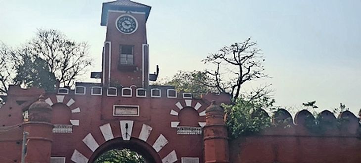 Digital clock was switched on at East Fort Gate | पूर्वी किला गेट पर ...