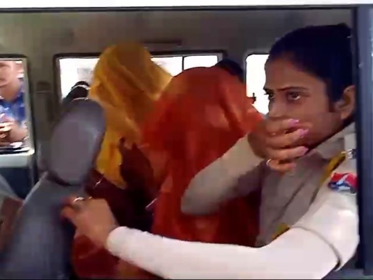 People caught two women breaking the chain. Chain snatching from two ...