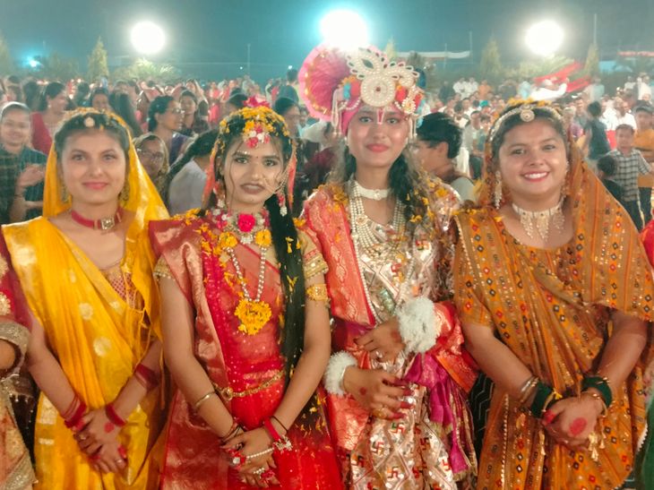 Holi played by showering flowers in Phagotsav | फागोत्सव में फूलों से ...