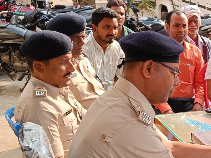 Woman accused 8 people of demanding extortion | महिला ने 8 लोगों पर ...