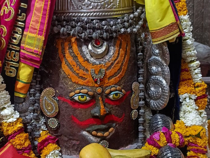 Shringar of Lord Mahakal by offering Tilak Tripund Chandra ornament