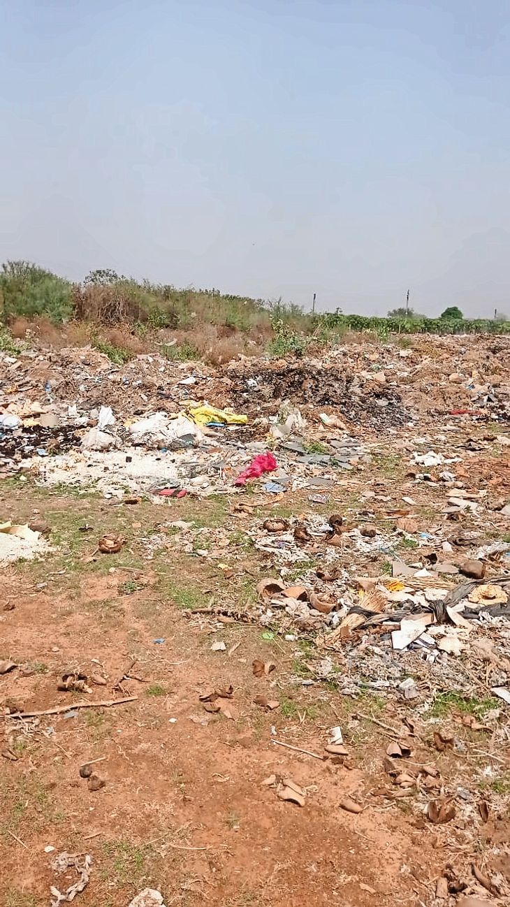 Bad condition of cleanliness system in Berla, problem due to roadside ...