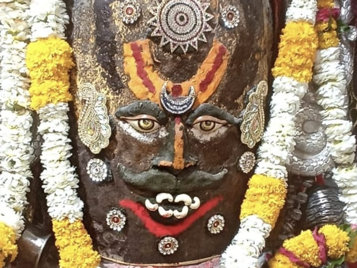 Baba Mahakal was decorated with the royal tilak on his forehead by ...