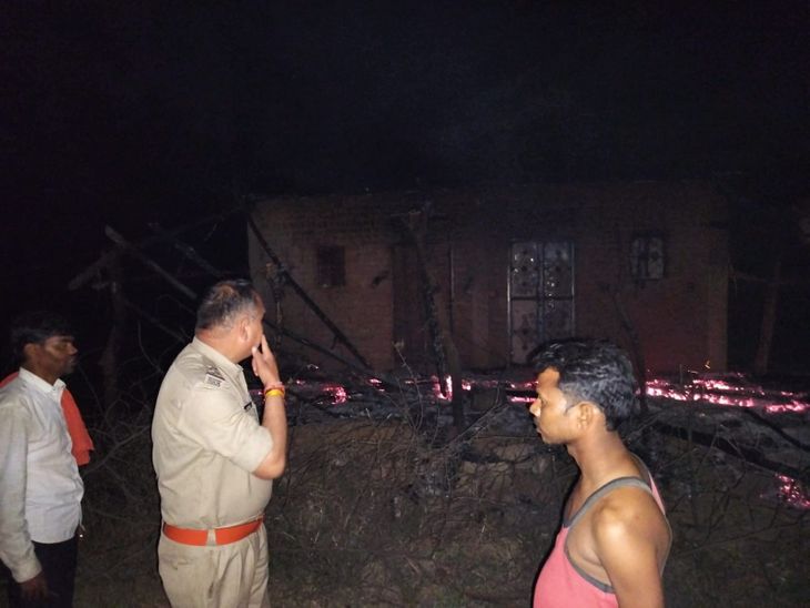 fire in farmer's hut | किसान की झोपड़ी में लगी आग: क्विंटलों अनाज सहित ...