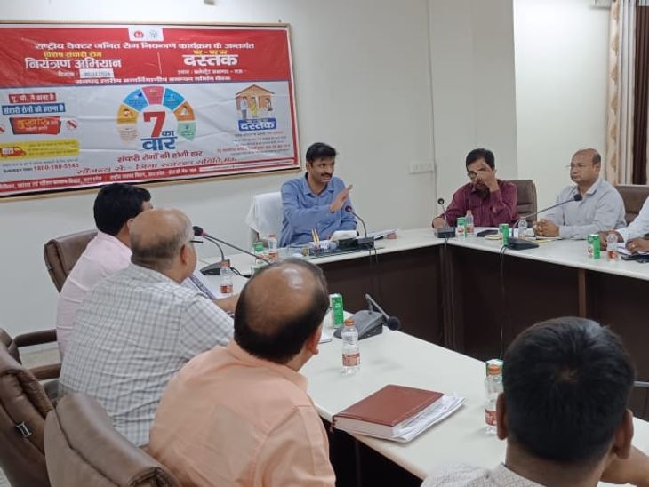 Mau DM held review meeting of communicable disease control | मऊ डीएम ने ...
