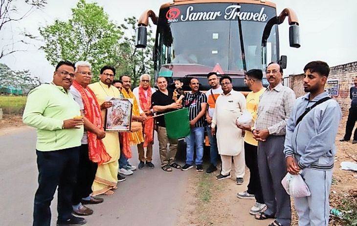 A group of 60 devotees left from Mata Baglamukhi Yagyashala to visit ...