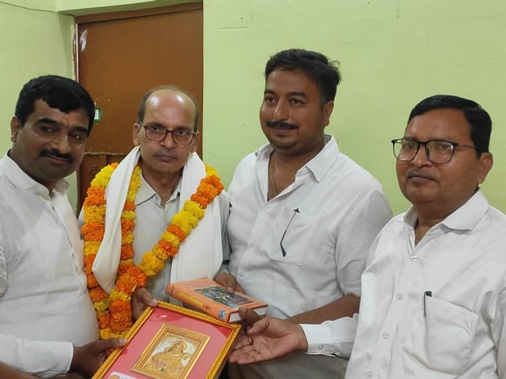 Celebration of honor ceremony on retirement of teacher in Barhani ...