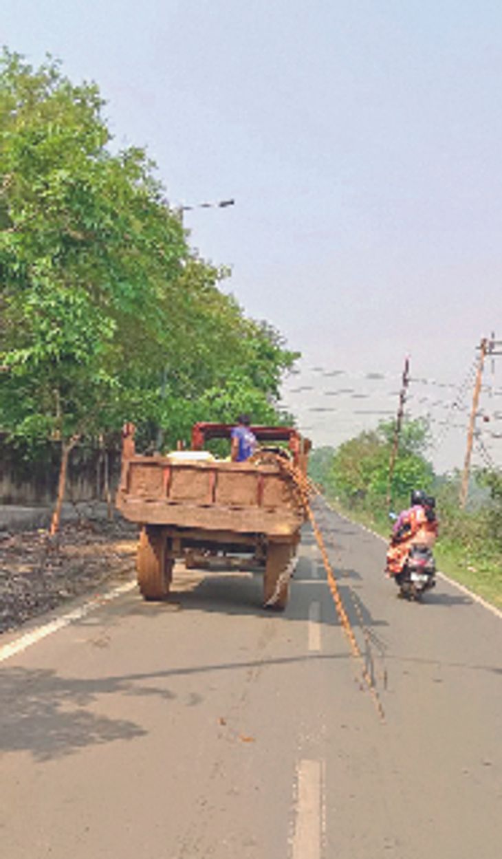 Negligence: Iron rods kept hanging from tractor trolley | लापरवाही ...
