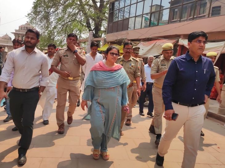 DM inspected Vindhya Corridor of Vindhyavasini Dham | विंध्यवासिनी धाम के विंध्य कॉरिडोर का डीएम ...