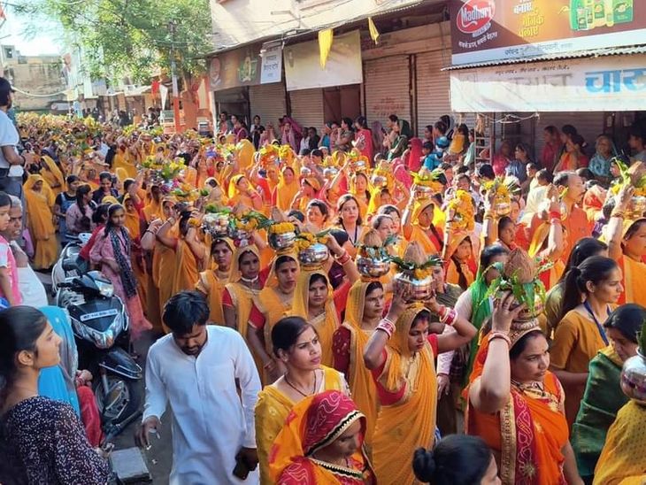 A grand historical Kalash Yatra was taken out. Thousands of people participated in the Kalash ...