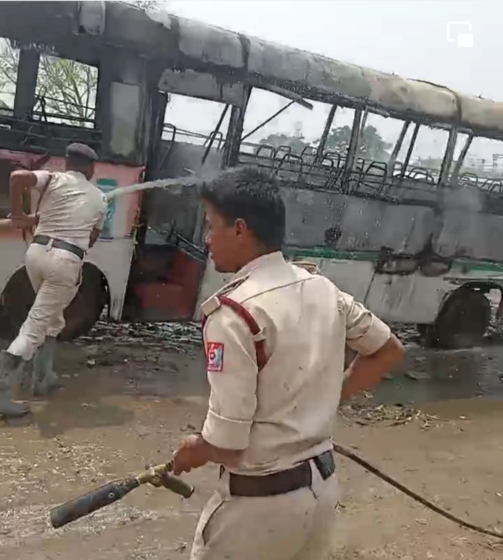Bus kept burning in the stand, fire fighting vehicle did not reach on ...