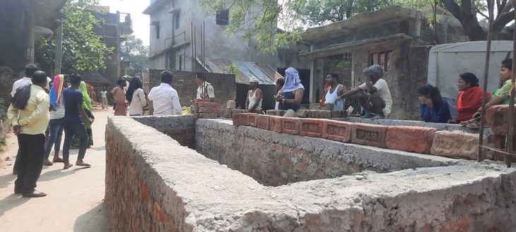 Villagers' anger erupted over road construction in Guthni | गुठनी में ...