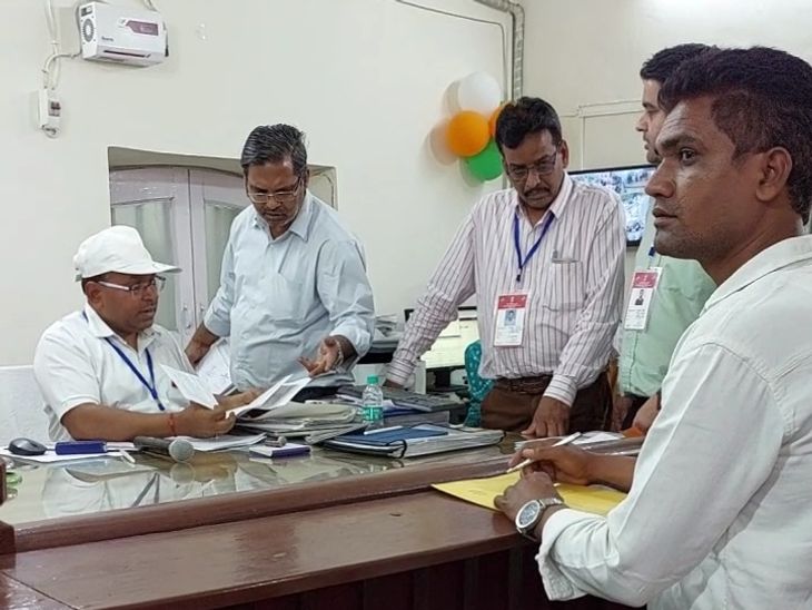 Rafiq-Azad from SP, Devendra bought ticket from Adhikar Sena | सपा से ...