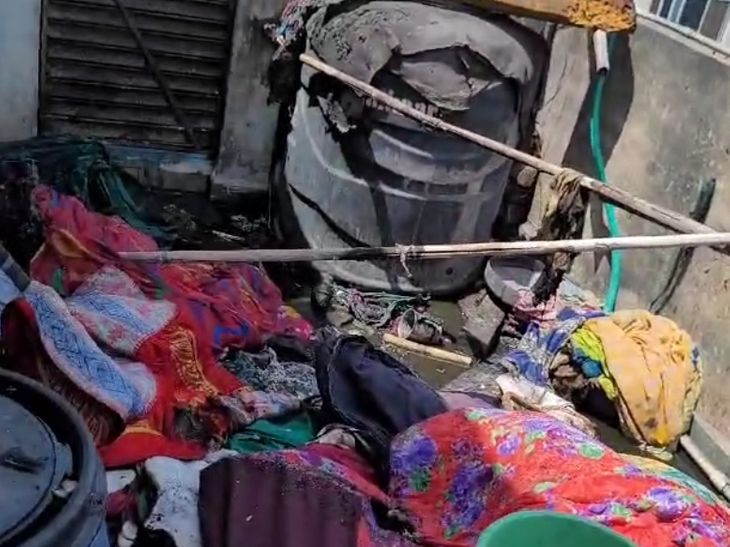 House fire in Dewas | देवास में घर में लगी आग: तीन लोग 50 प्रतिशत झुलसे ...