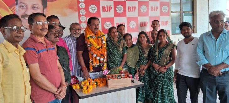 Artists honored MP Vijay and remembered his contribution. | कलाकारों ने ...