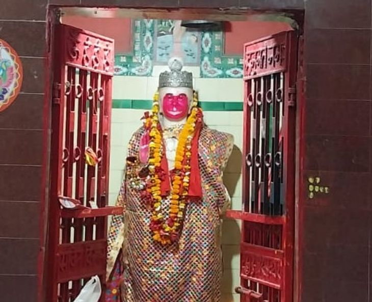 Devotees performed evening aarti at Hanuman temple in Thaneshwar place ...